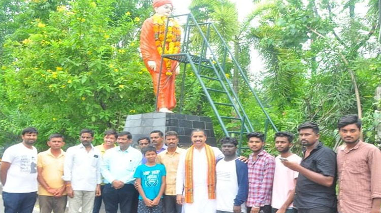 Garlands to the statue of Swami Vivekananda ,Swami Vivekananda, khammam ...